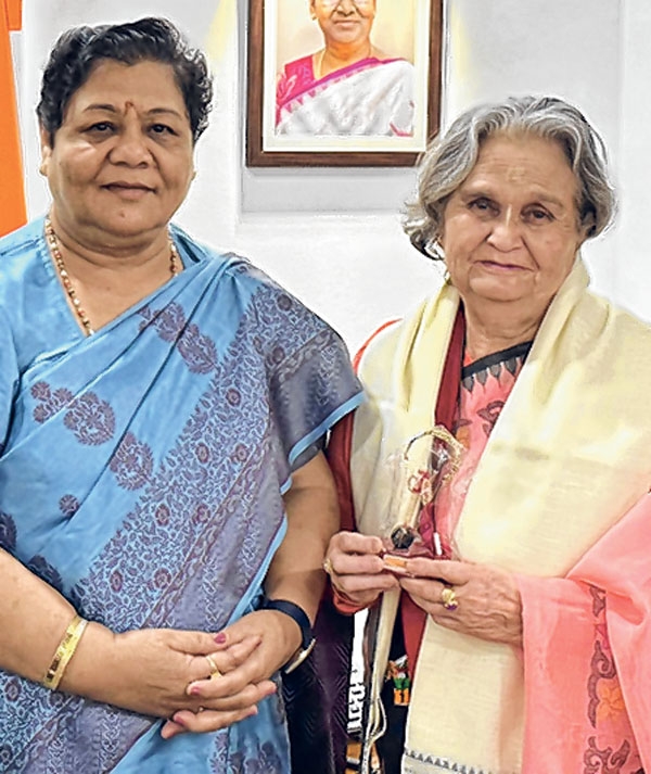 Governor discusses - The Sangai Express - Largest Circulated NewsPaper ...